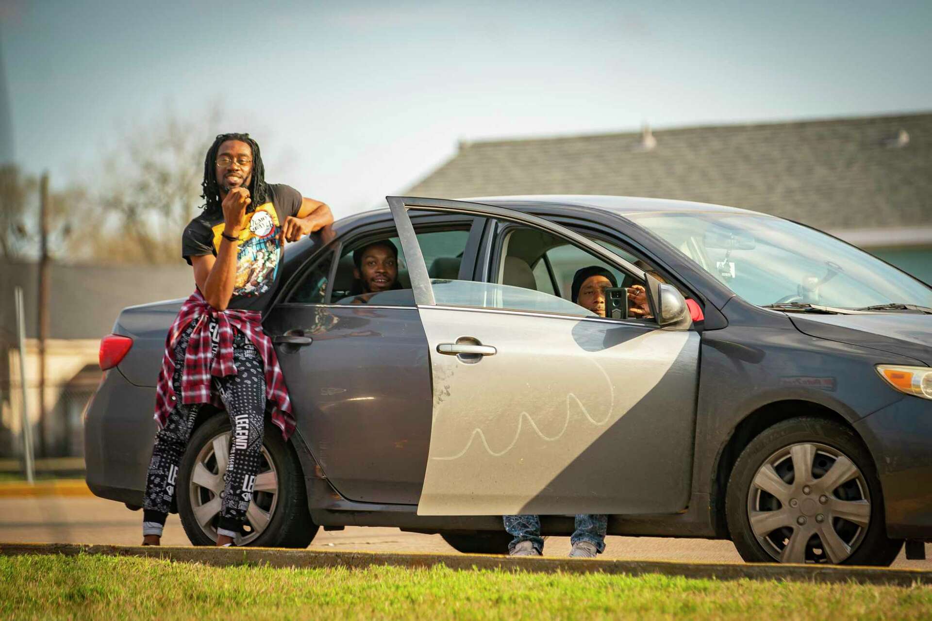 Viral street performer known for Michael Jackson act brings love to ...