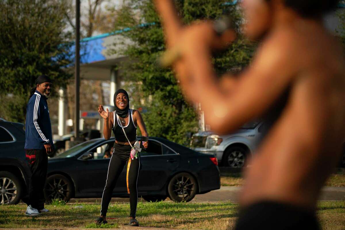 Viral street performer known for Michael Jackson act brings love to ...