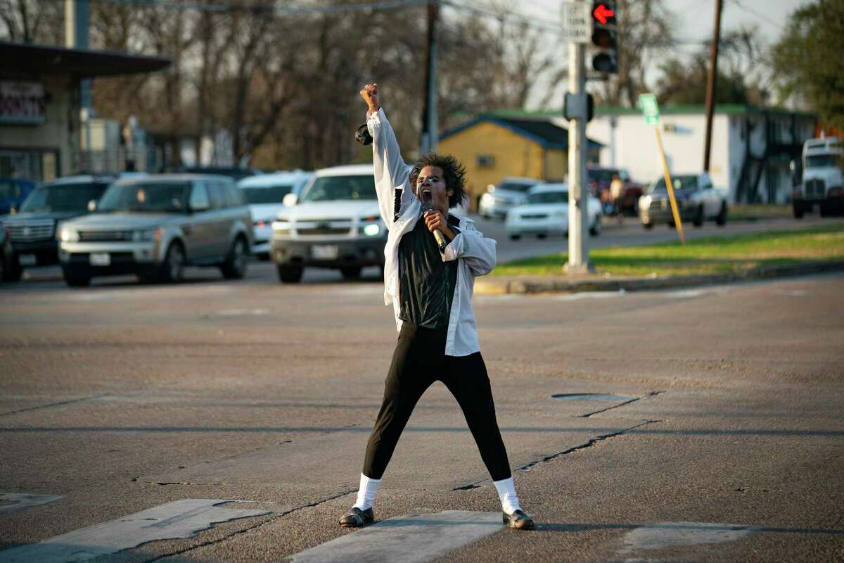 Viral street performer known for Michael Jackson act brings love to ...