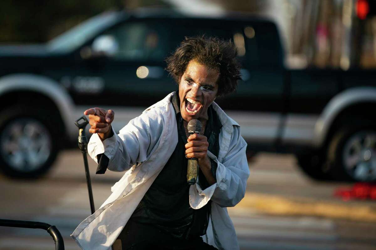 Viral street performer known for Michael Jackson act brings love to ...