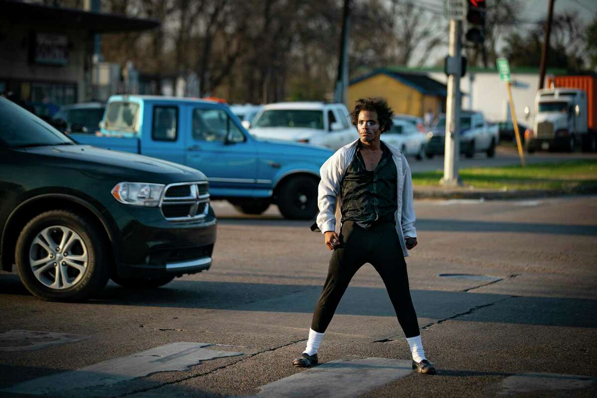 Viral street performer known for Michael Jackson act brings love to ...