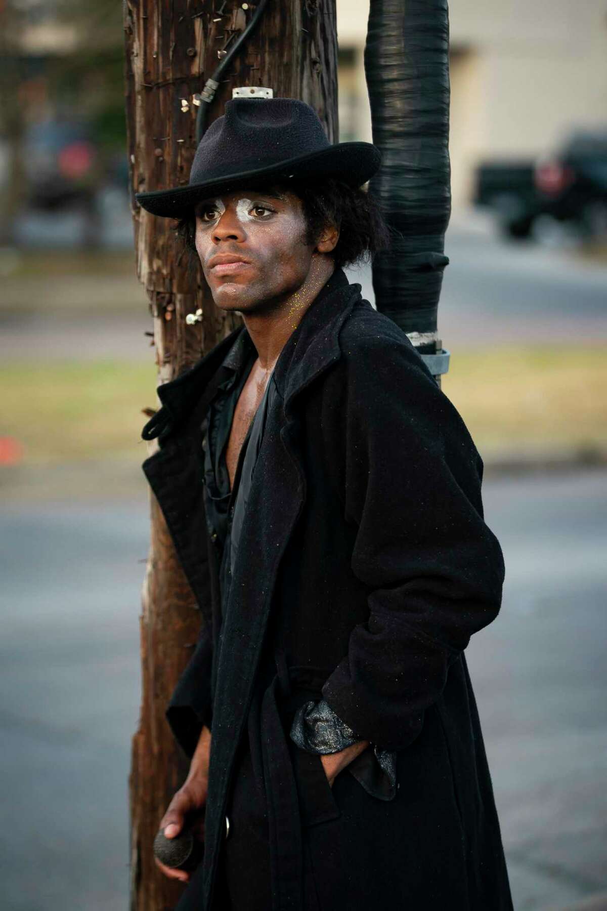 Viral street performer known for Michael Jackson act brings love to ...