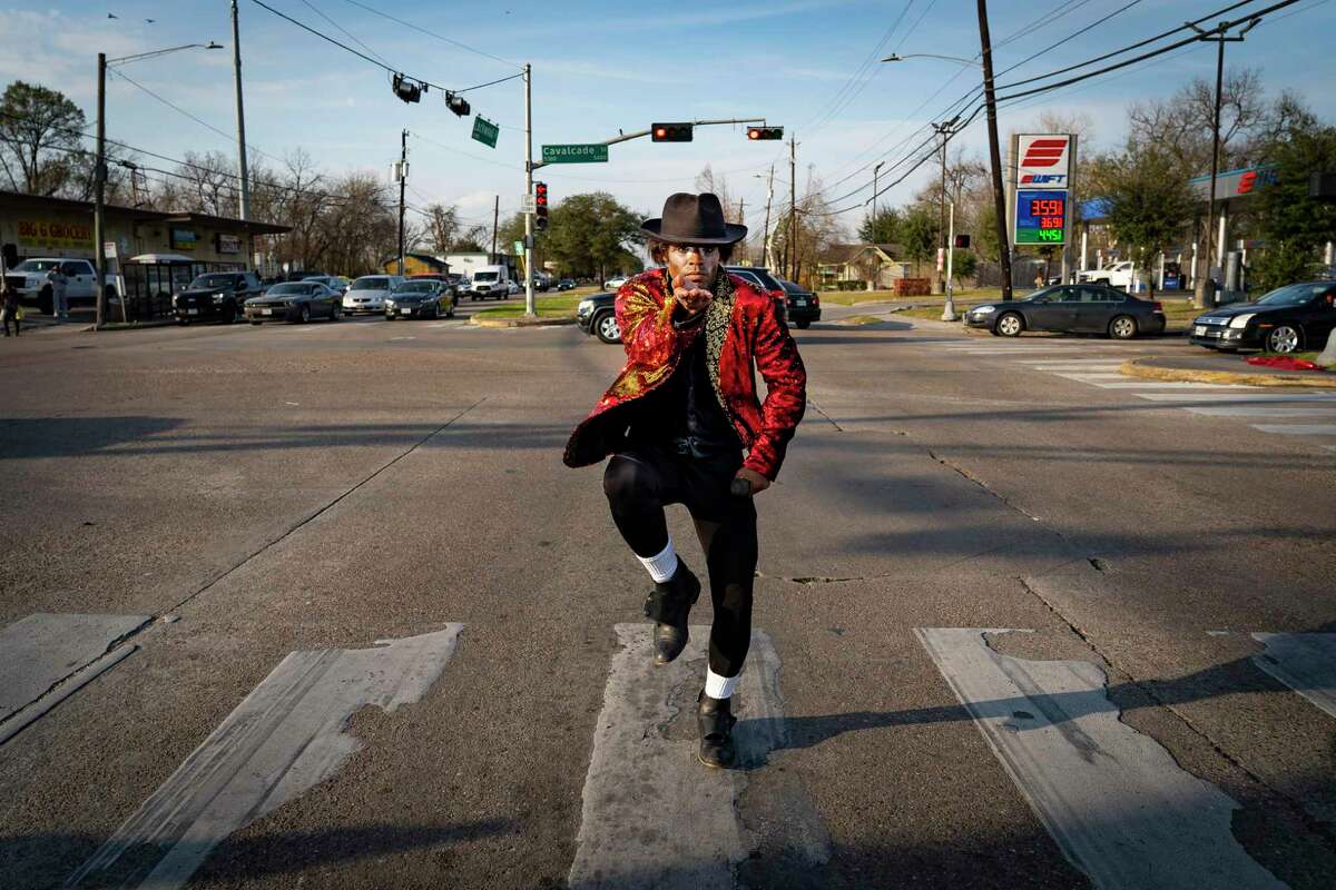 Viral street performer known for Michael Jackson act brings love to ...