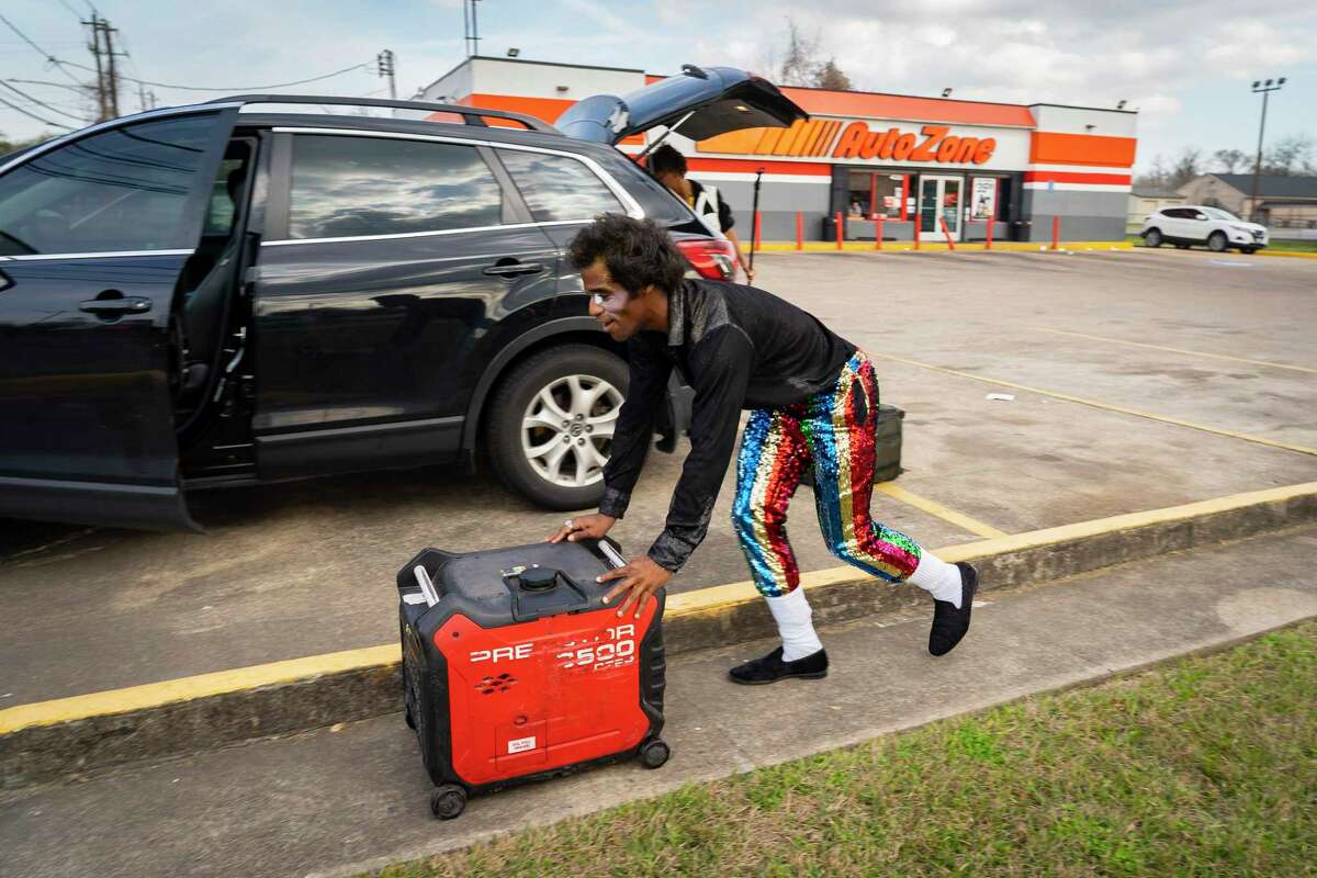 Viral street performer known for Michael Jackson act brings love to ...