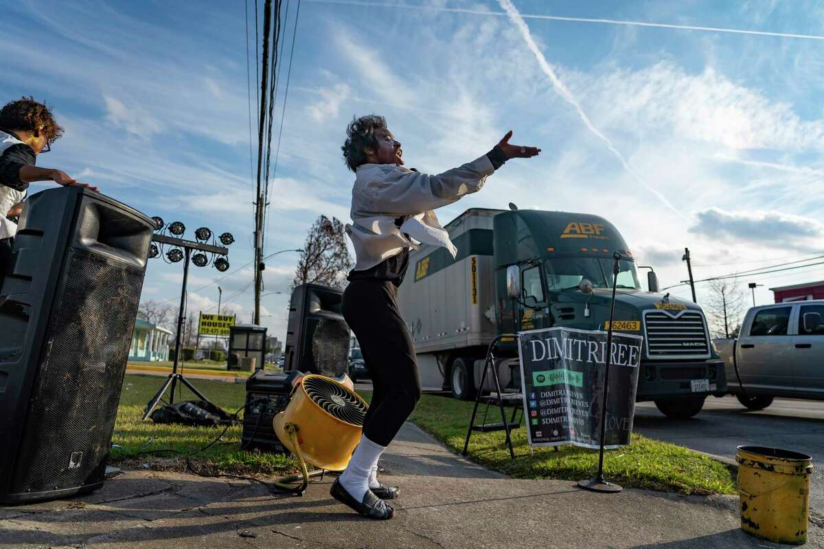 Viral street performer known for Michael Jackson act brings love to ...