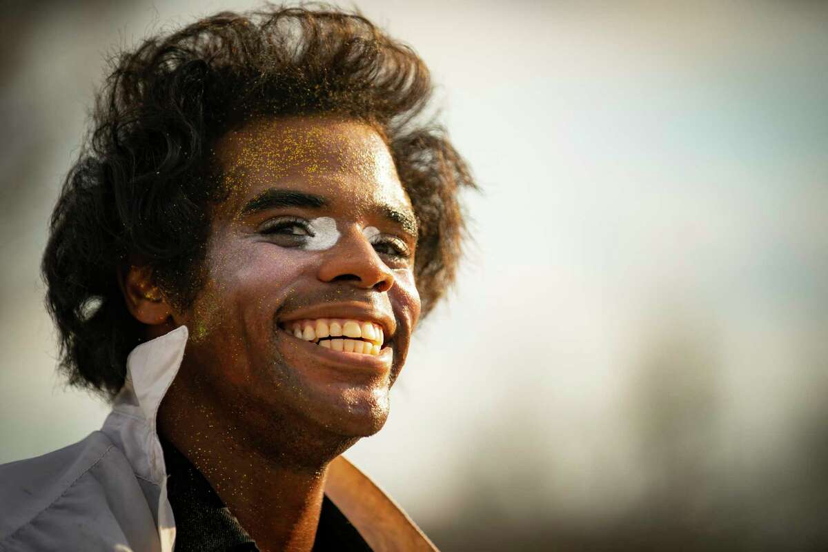 Viral street performer known for Michael Jackson act brings love to ...