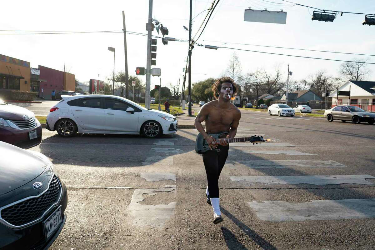 Viral street performer known for Michael Jackson act brings love to ...