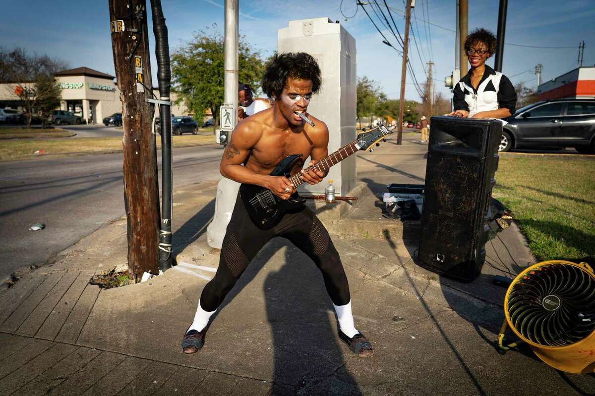 Viral street performer known for Michael Jackson act brings love to ...