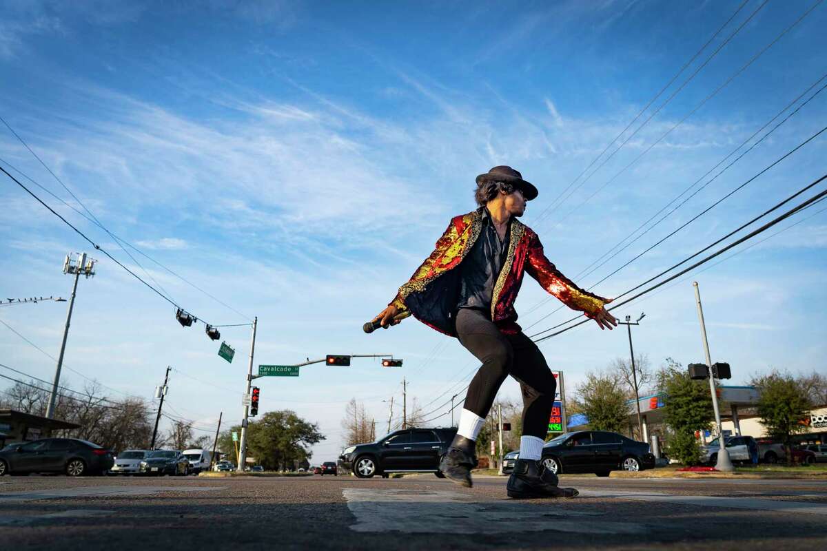 Viral street performer known for Michael Jackson act brings love to ...