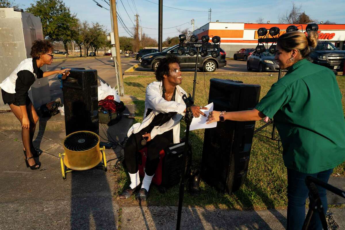 Viral street performer known for Michael Jackson act brings love to ...