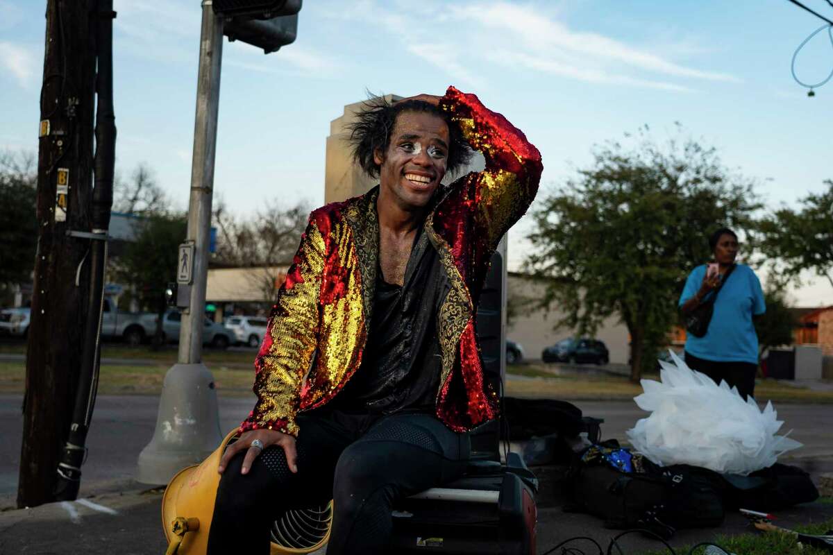 Viral street performer known for Michael Jackson act brings love to ...