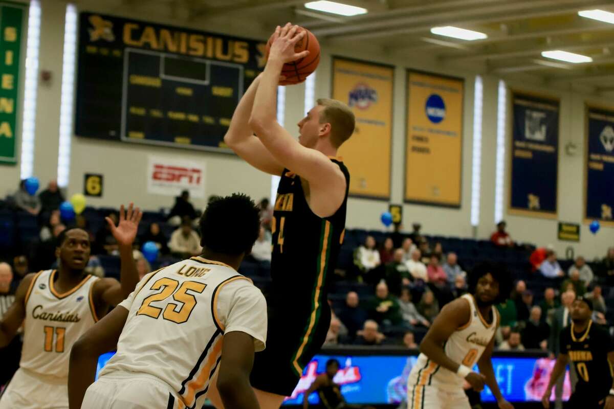 Father goes the distance to watch Michael Baer play for Siena basketball