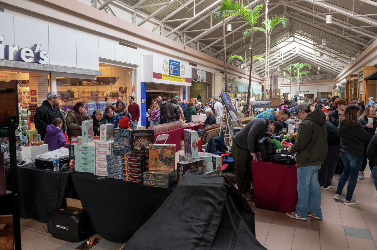 'Comic Con Strikes Back' transforms Midland Mall