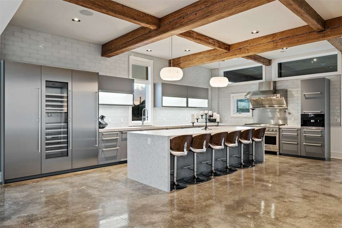 Sleek, modern Texas ranch listed at $5.3M is an hour from Houston and ...