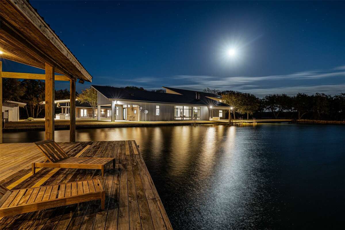 Sleek, modern Texas ranch listed at $5.3M is an hour from Houston and ...