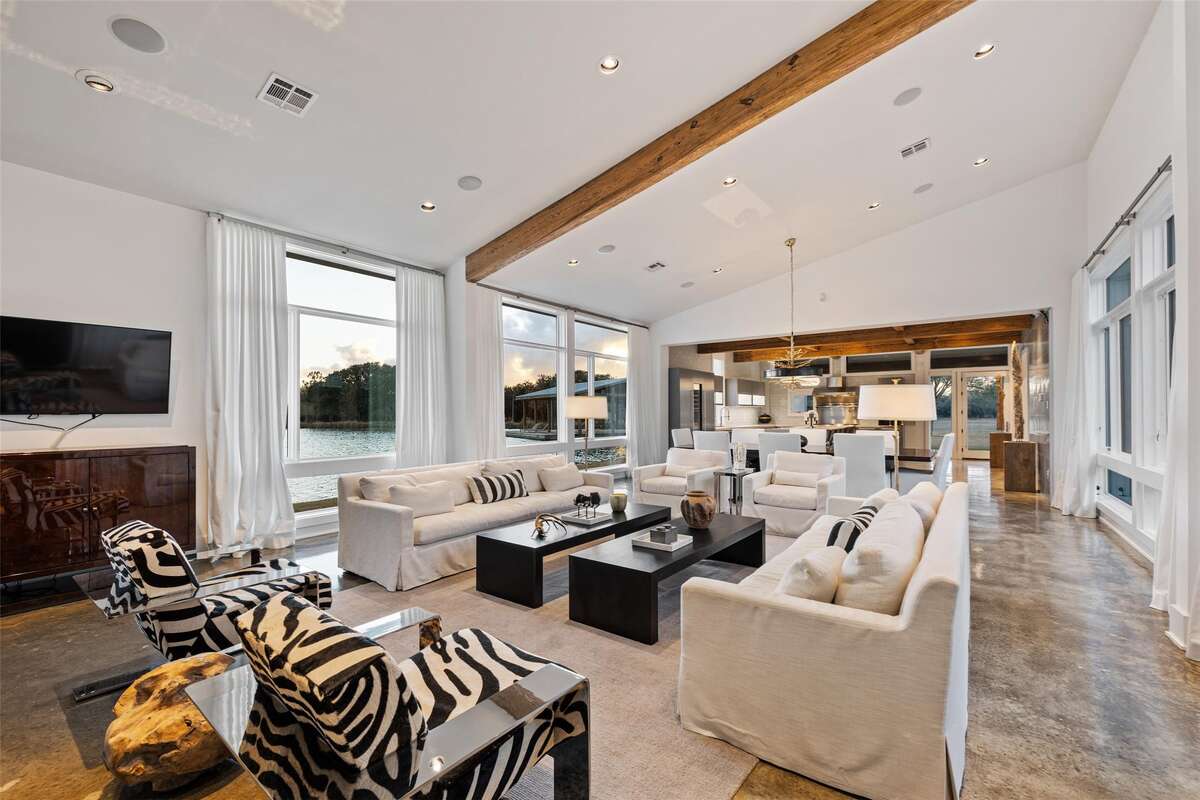 Sleek, modern Texas ranch listed at $5.3M is an hour from Houston and ...
