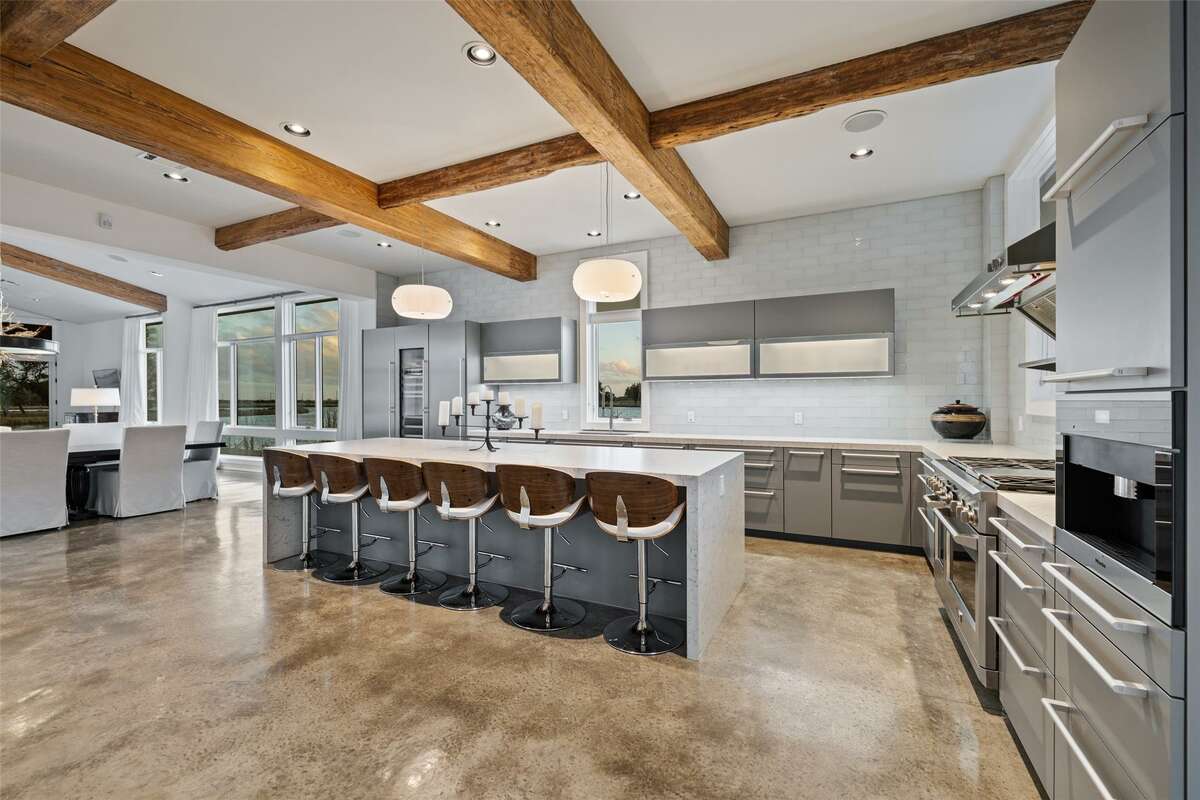 Sleek, modern Texas ranch listed at $5.3M is an hour from Houston and ...