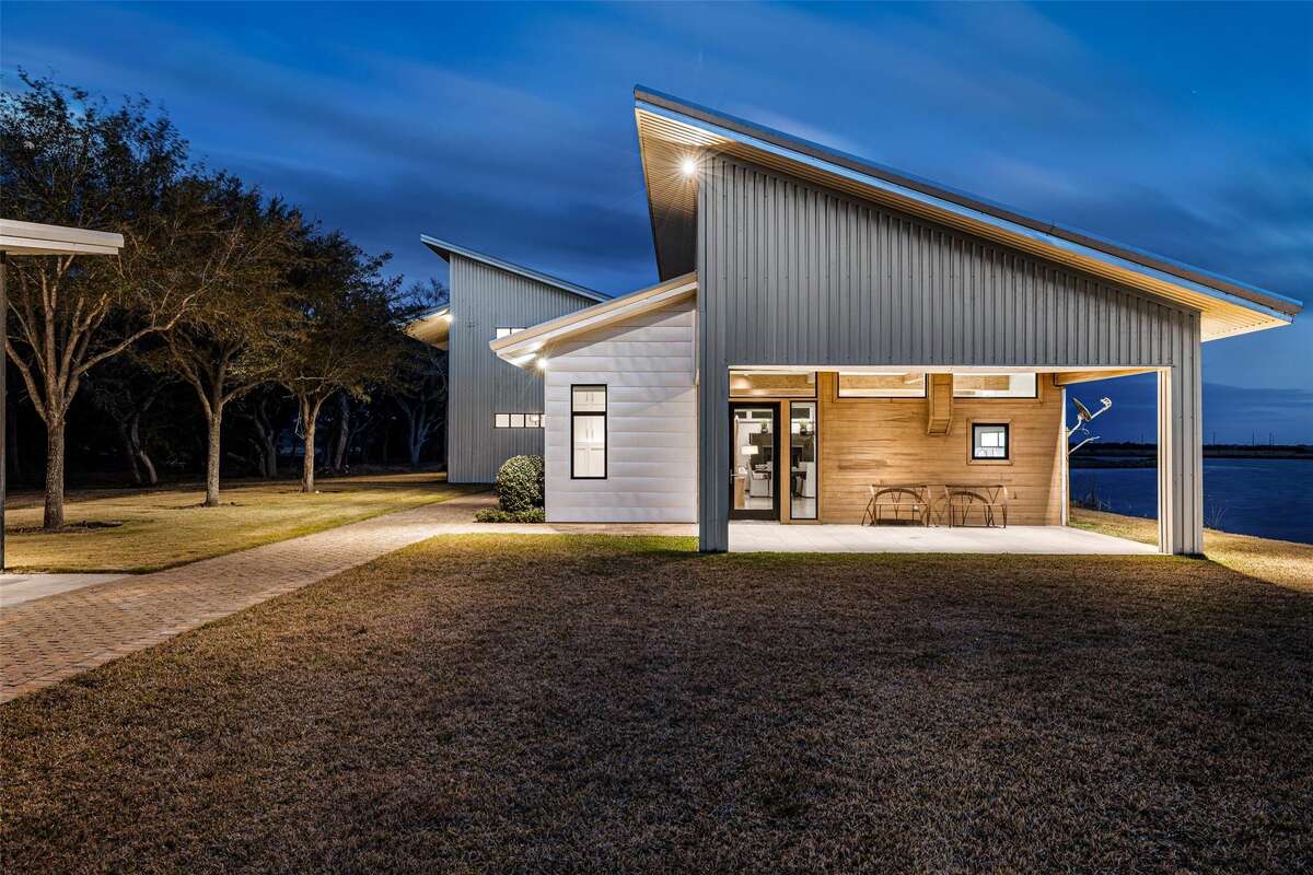 Sleek, modern Texas ranch listed at $5.3M is an hour from Houston and ...