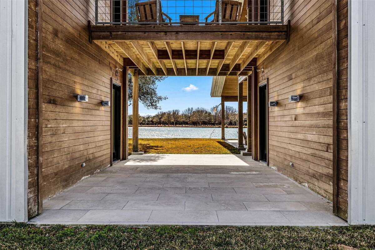 Sleek, modern Texas ranch listed at $5.3M is an hour from Houston and ...