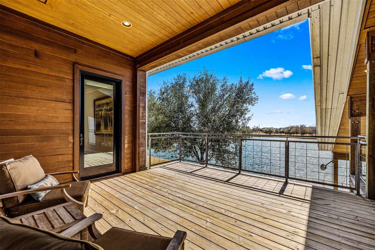 Sleek, modern Texas ranch listed at $5.3M is an hour from Houston and ...