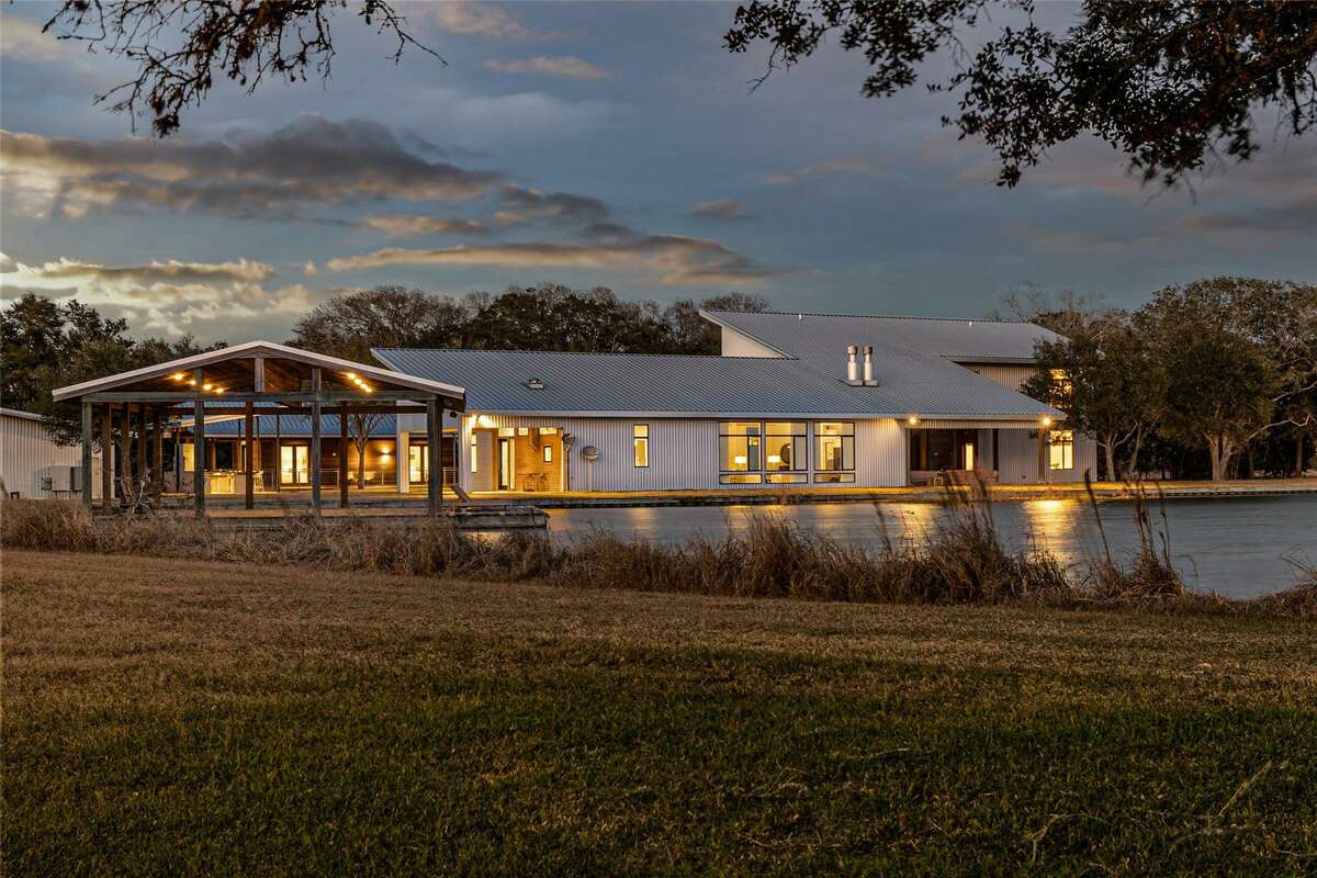 Sleek, modern Texas ranch listed at $5.3M is an hour from Houston and ...