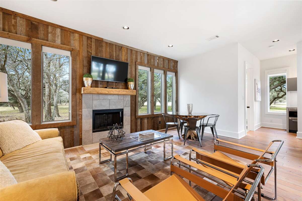 Sleek, modern Texas ranch listed at $5.3M is an hour from Houston and ...
