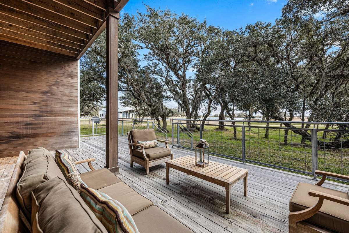 Sleek, modern Texas ranch listed at $5.3M is an hour from Houston and ...