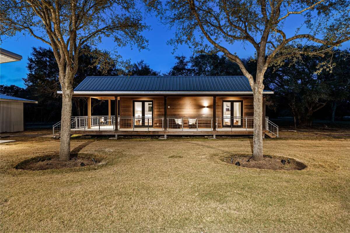 Sleek, modern Texas ranch listed at $5.3M is an hour from Houston and ...