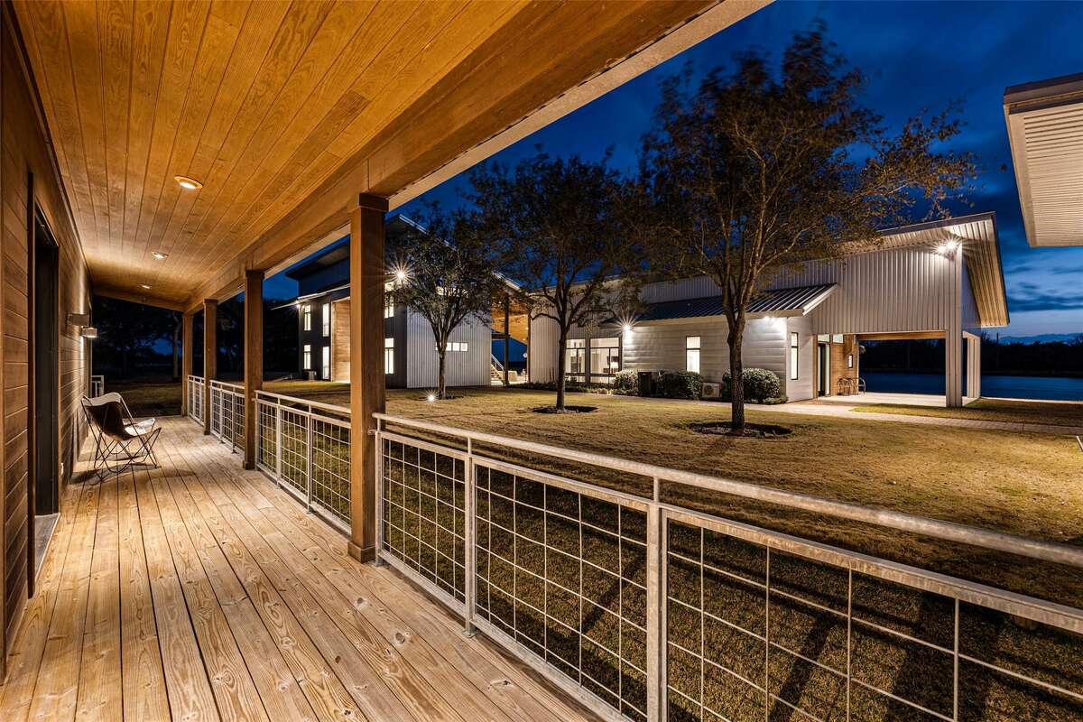 Sleek, modern Texas ranch listed at $5.3M is an hour from Houston and ...