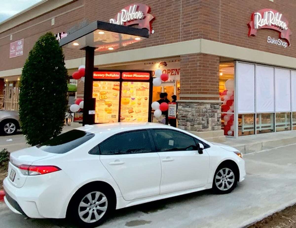 New drive-thru bakery features Filipino cakes, pastries