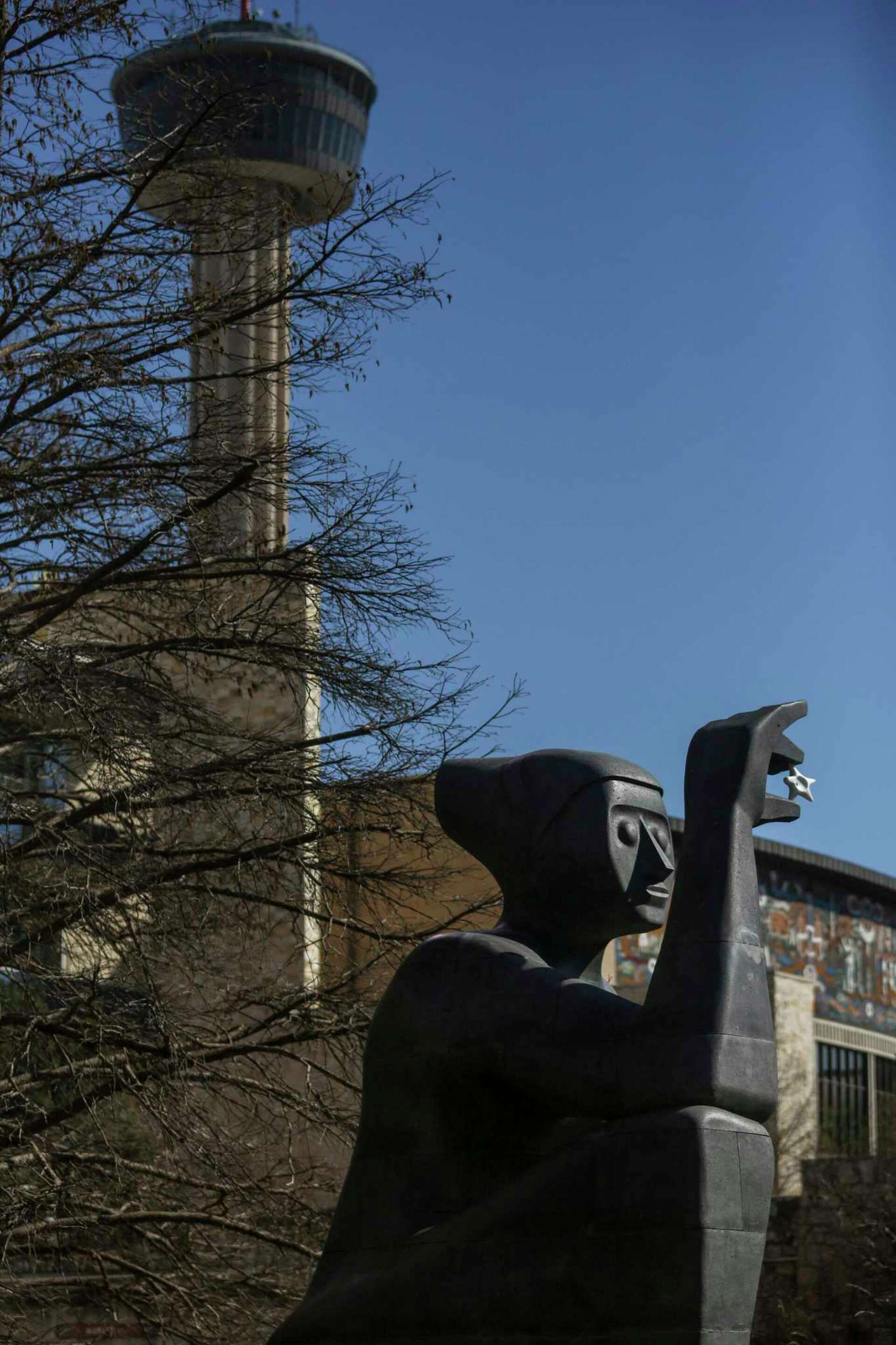 Giant new sculpture ‘Stargazer (Citlali)’ added to public art ...
