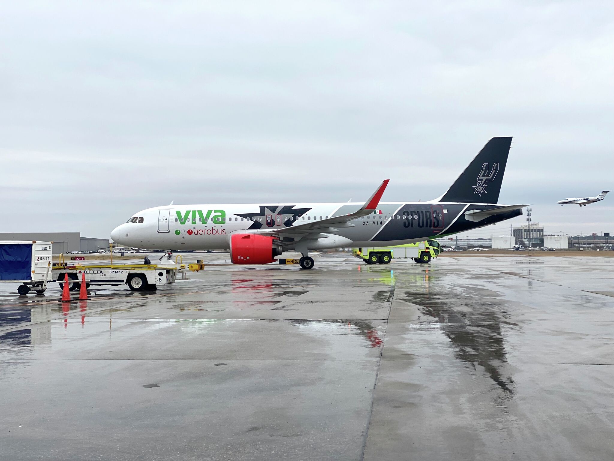 Spurs-themed Mexican airliner unveiled at San Antonio International Airport