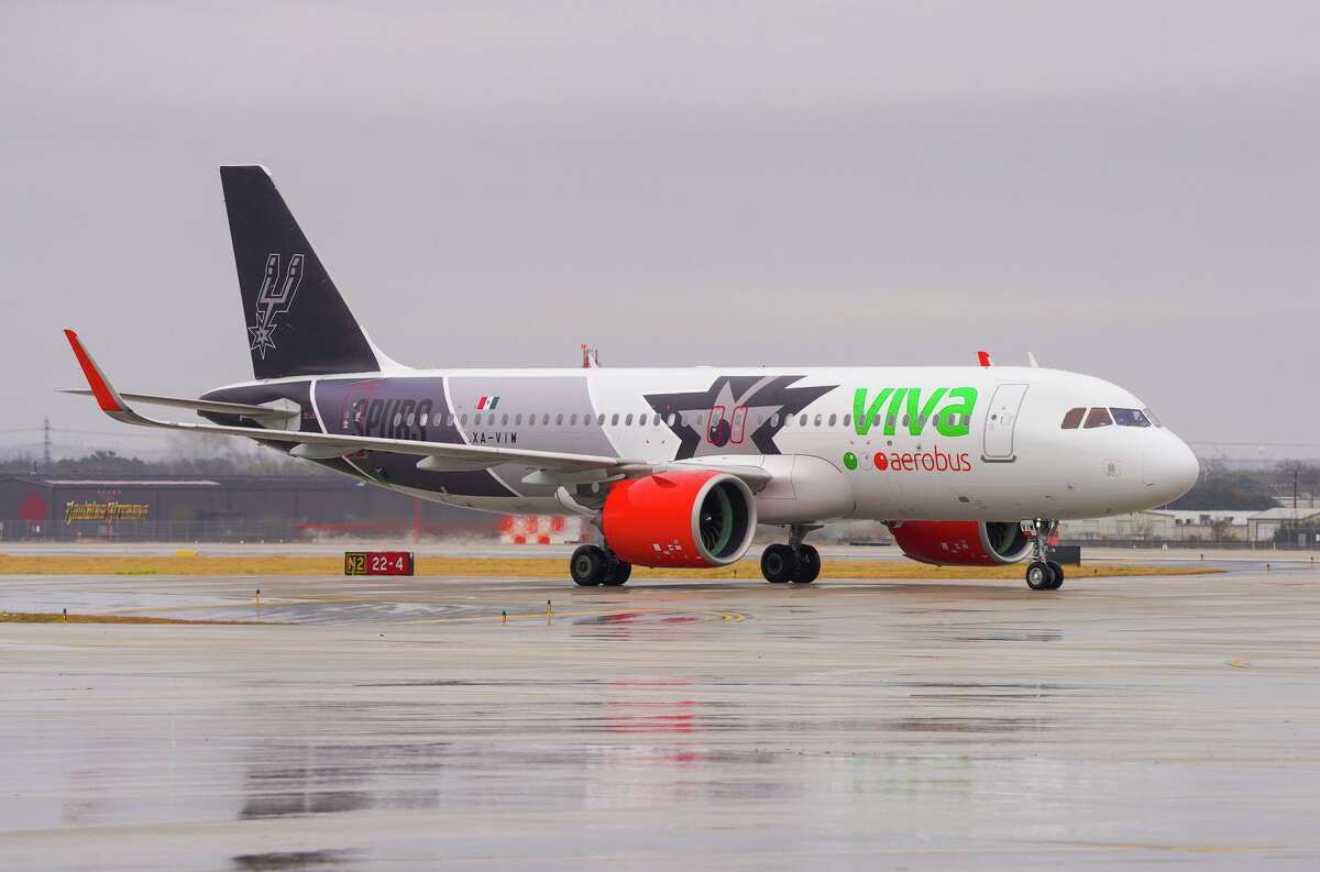 Spurs-branded Viva Aerobus plane makes first landing at San Antonio ...