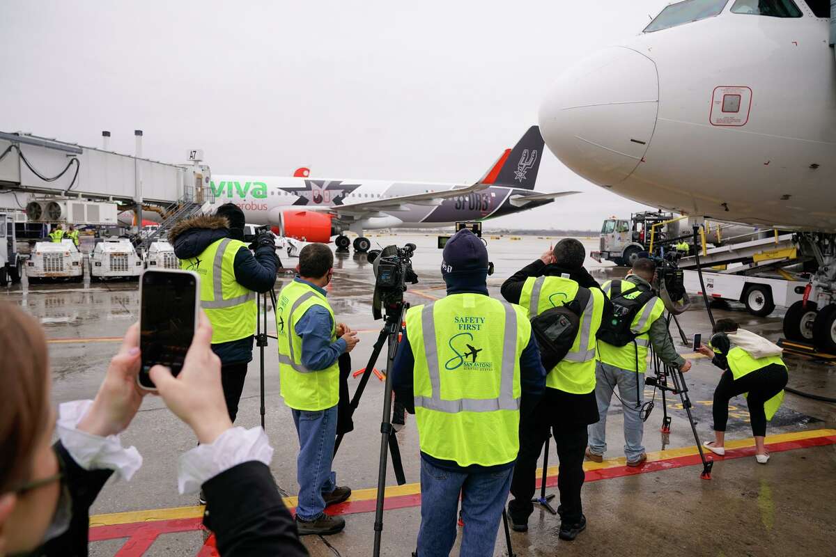 Spurs-branded Viva Aerobus plane makes first landing at San Antonio ...