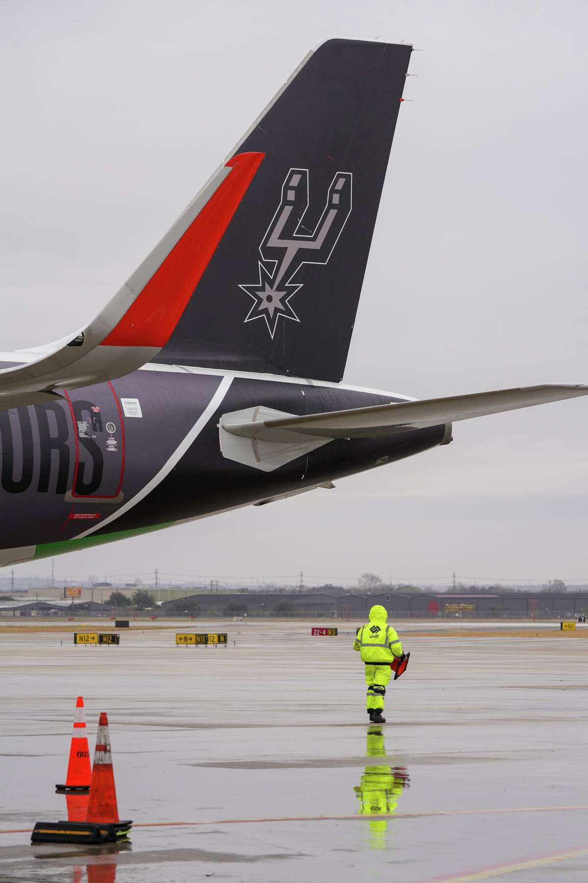 Spurs-branded Viva Aerobus plane makes first landing at San Antonio ...