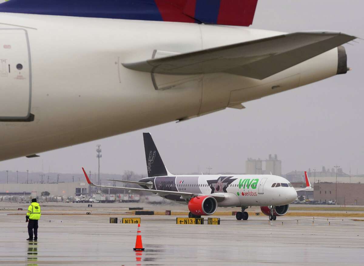 Spurs-branded Viva Aerobus plane makes first landing at San Antonio ...