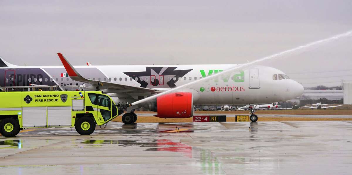 Spurs-branded Viva Aerobus plane makes first landing at San Antonio ...