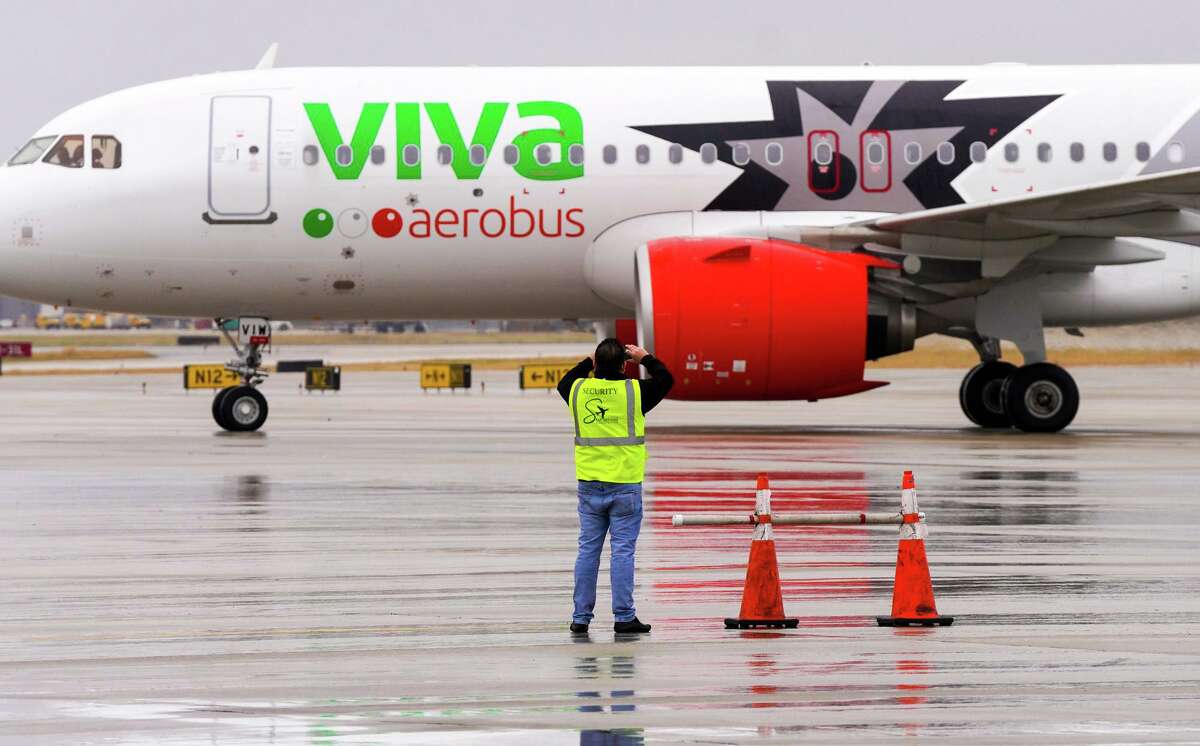 Spurs-branded Viva Aerobus plane makes first landing at San Antonio ...