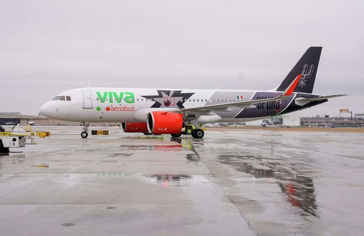 Spurs-branded Viva Aerobus plane makes first landing at San Antonio ...