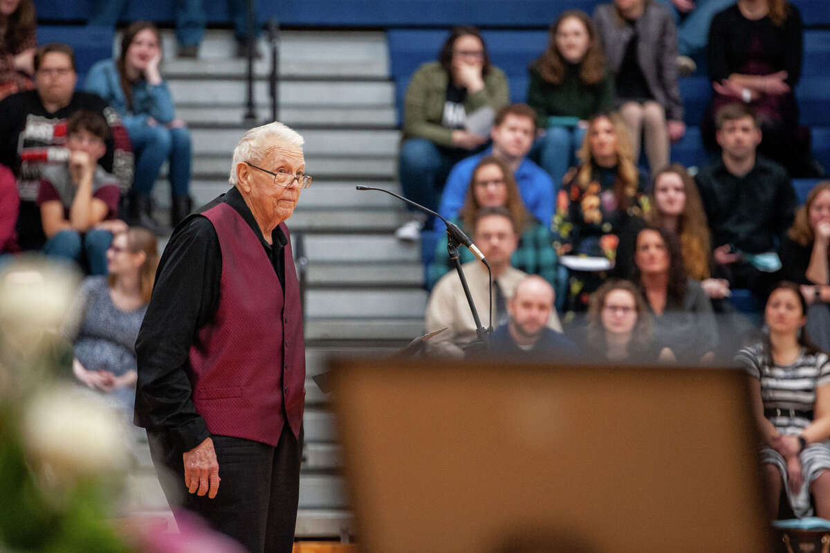 A few hundred attend public memorial for Meridian bus driver