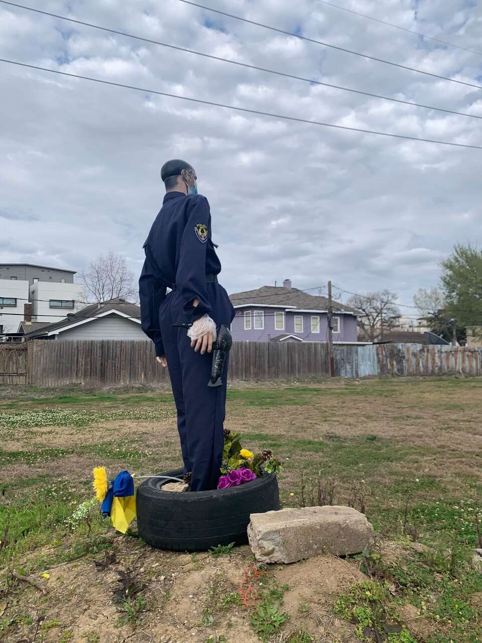 Sewing: A mysterious police mannequin appeared in a Houston parking lot ...