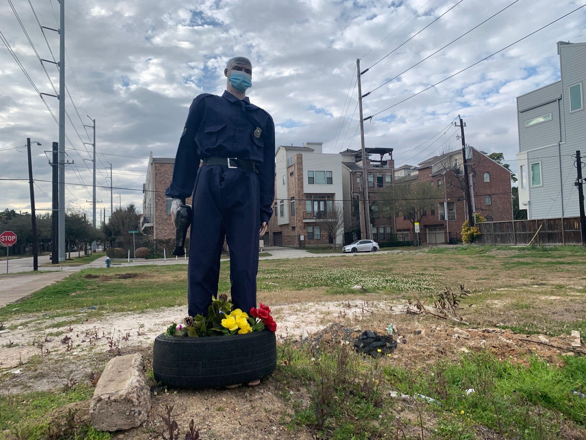 Sewing: A mysterious police mannequin appeared in a Houston parking lot ...