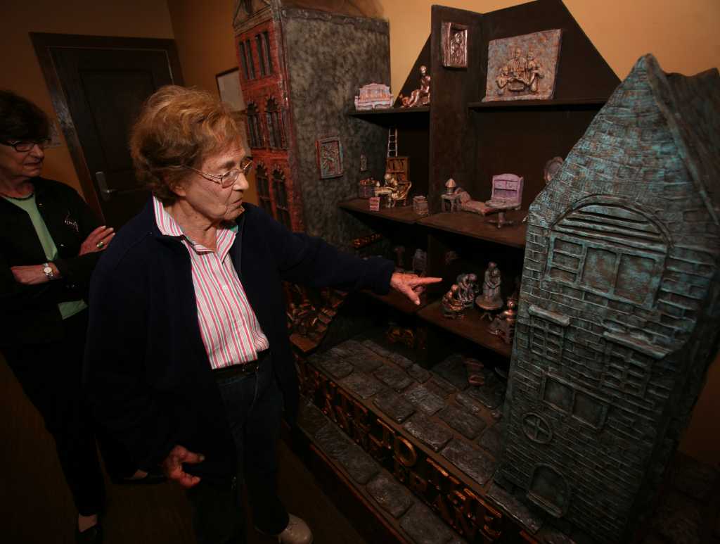 Sculptor creates replica of Anne Frank's home