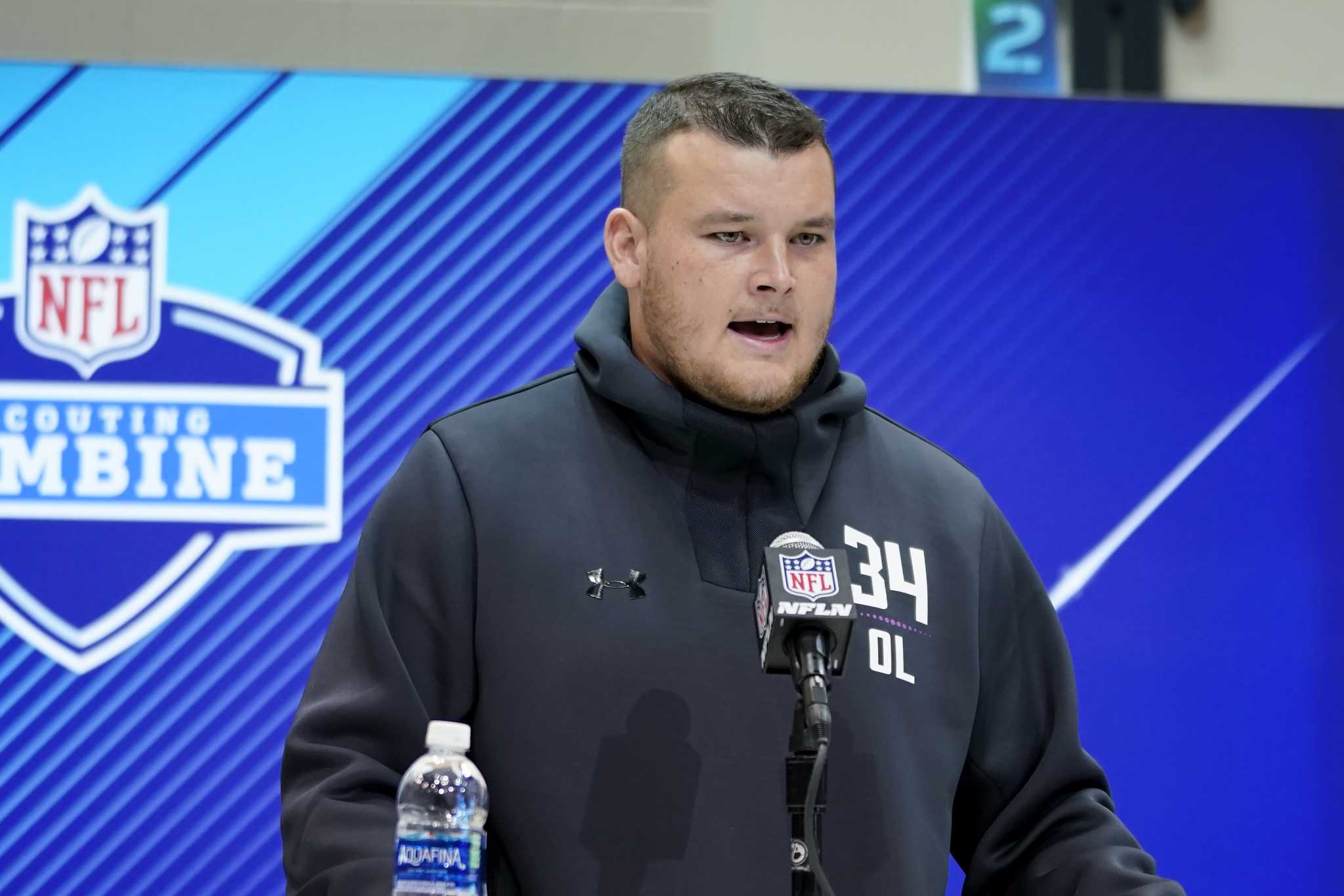 Source: Texans sign former Chargers offensive lineman Scott Quessenberry