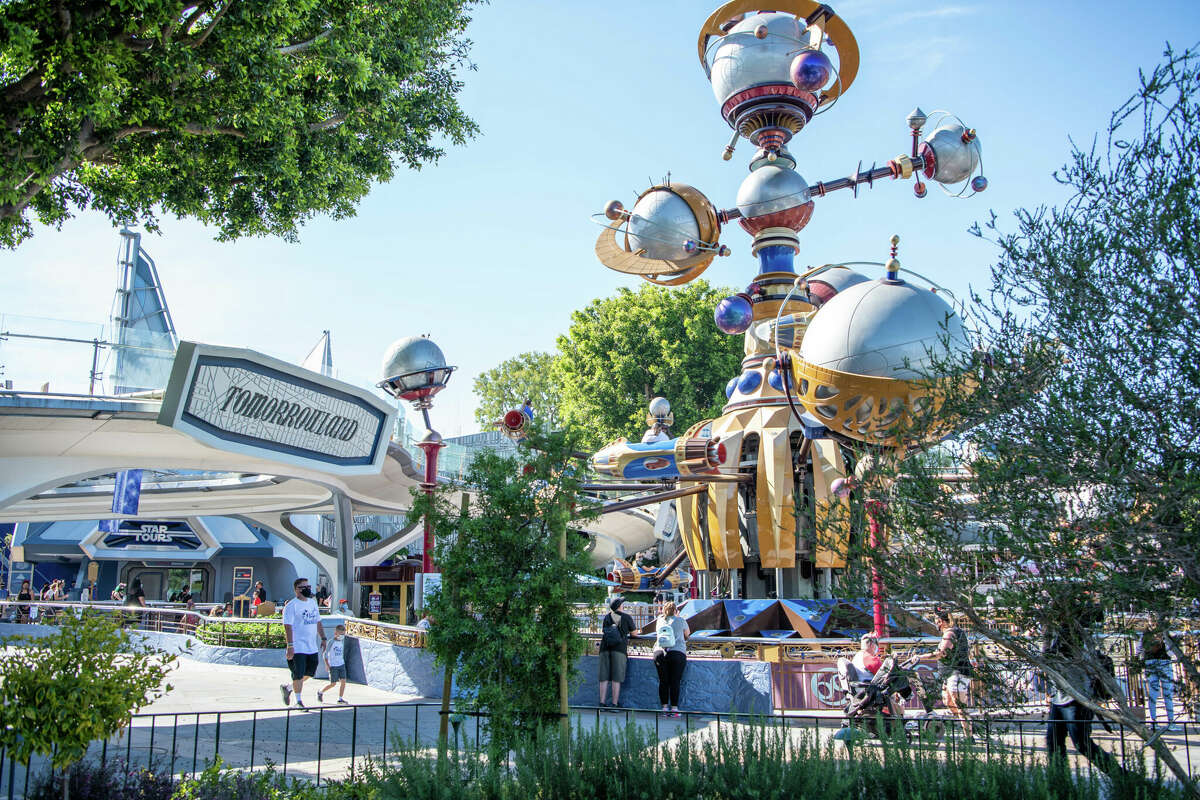 Are the plants in Disneyland's Tomorrowland actually edible?