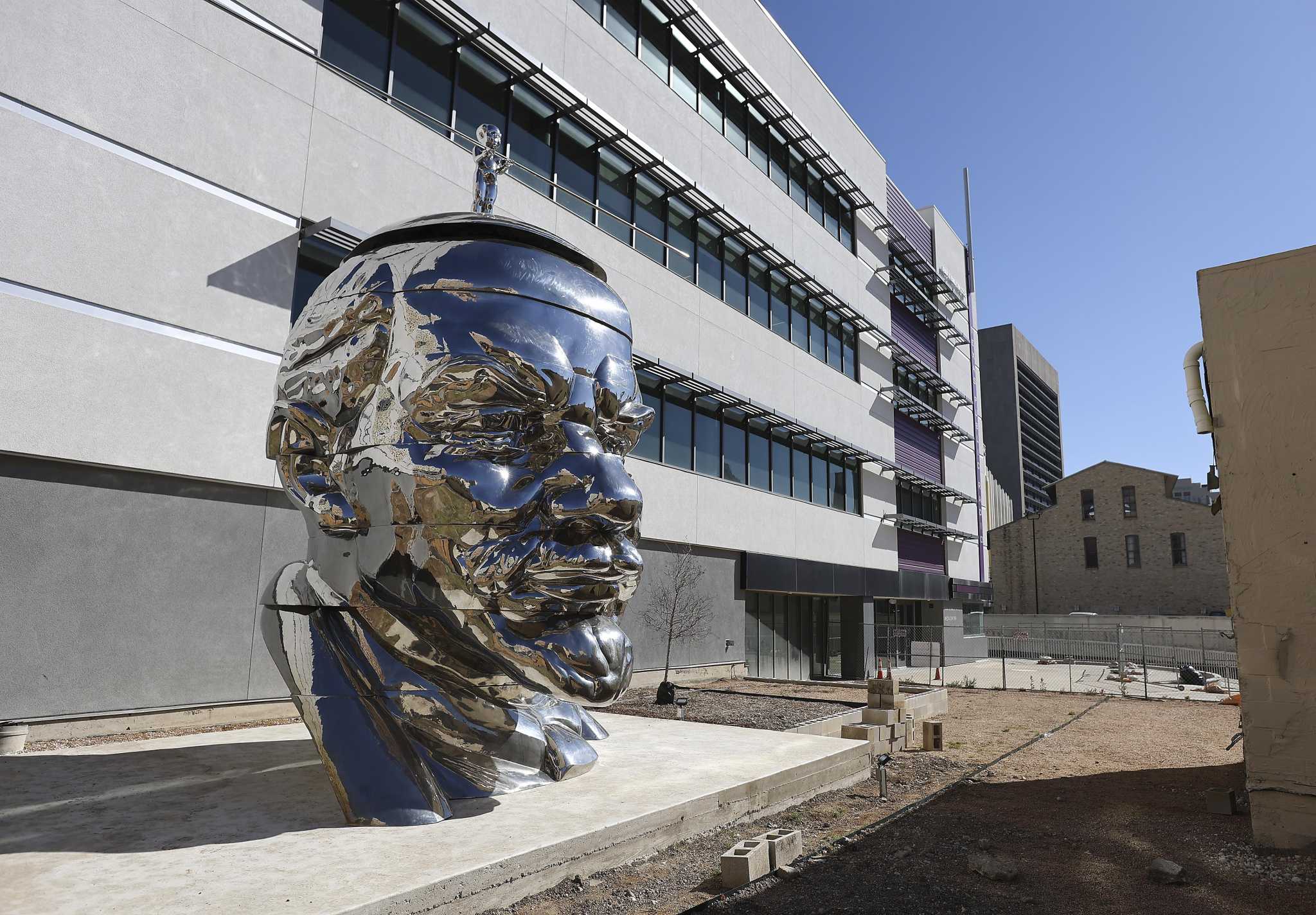 One year later, no suspects in bombing of Lenin statue in S.A.