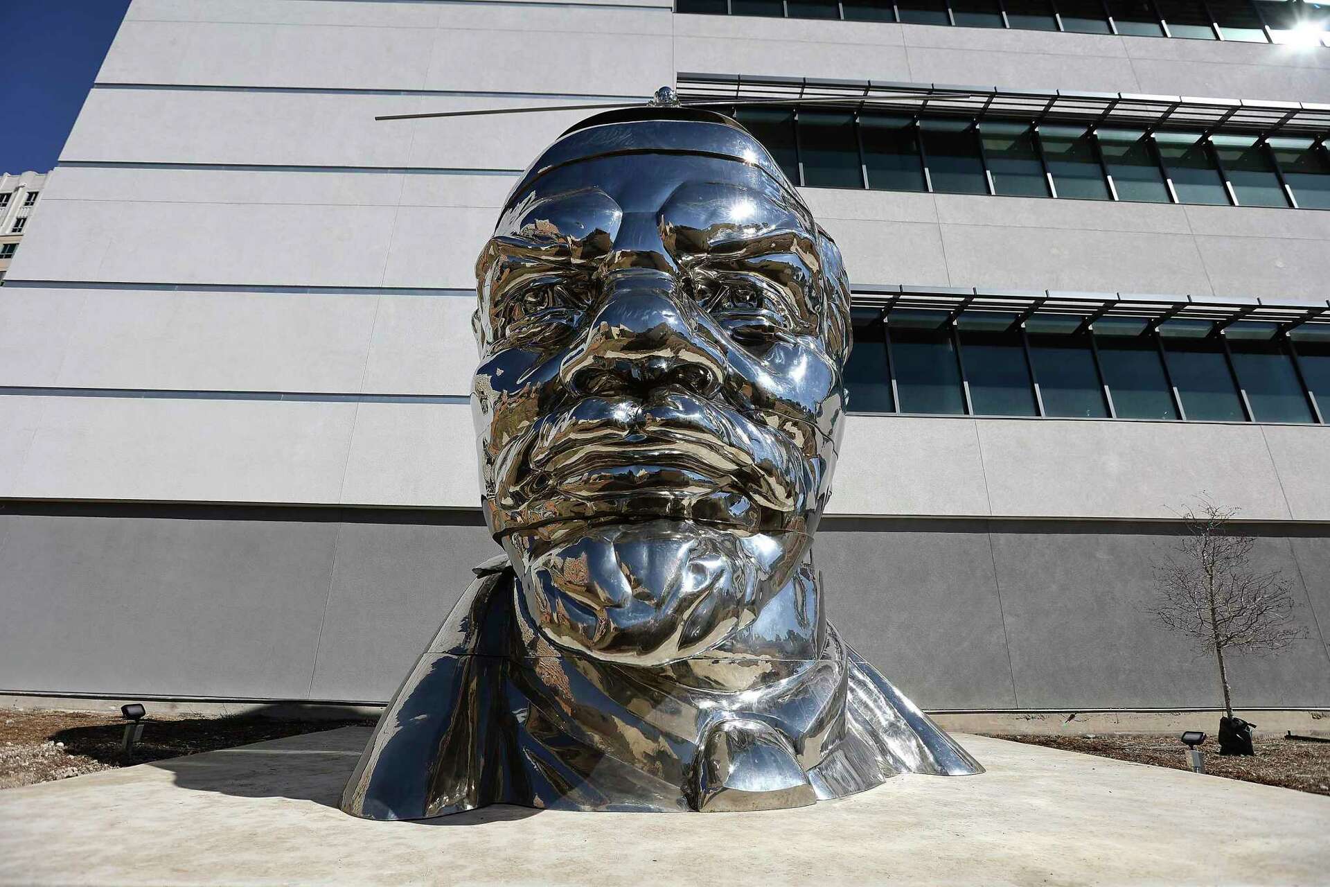 Vandalized Lenin-Mao sculpture sparked online debate