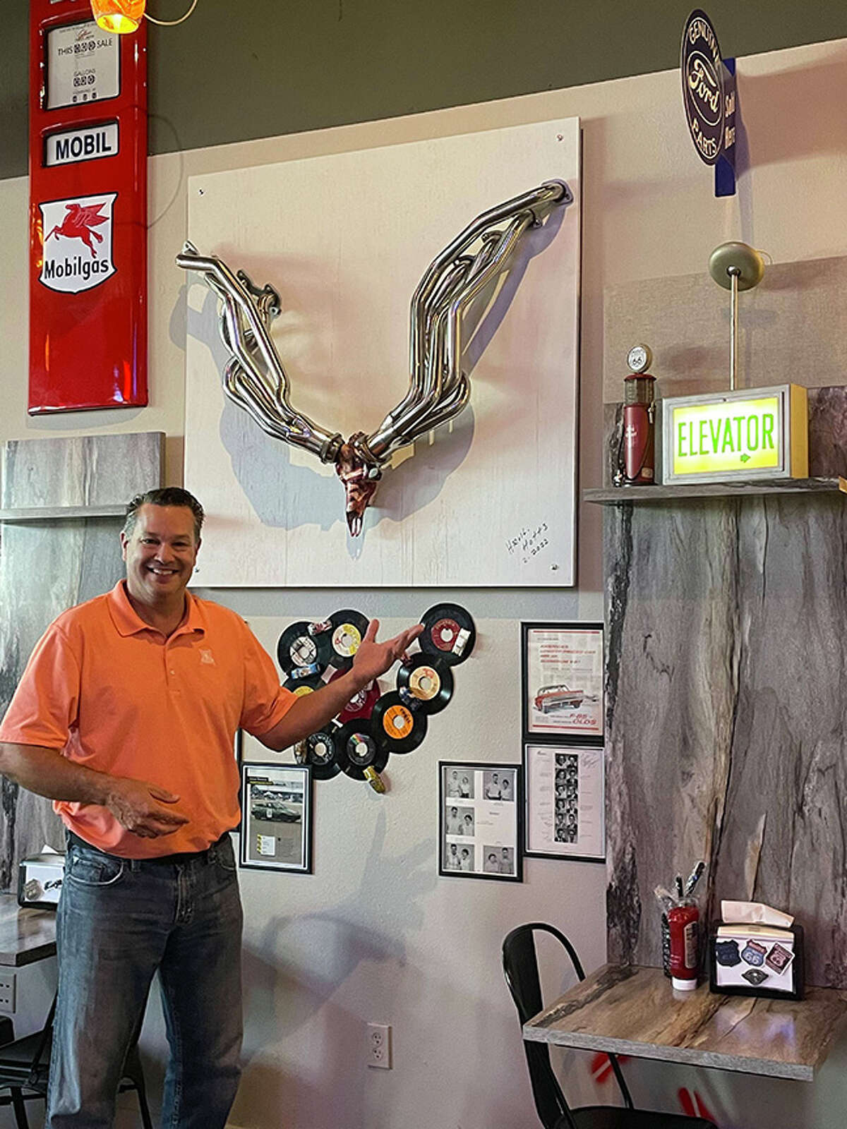 Chappy's serves up burgers, fried chicken and car-related décor