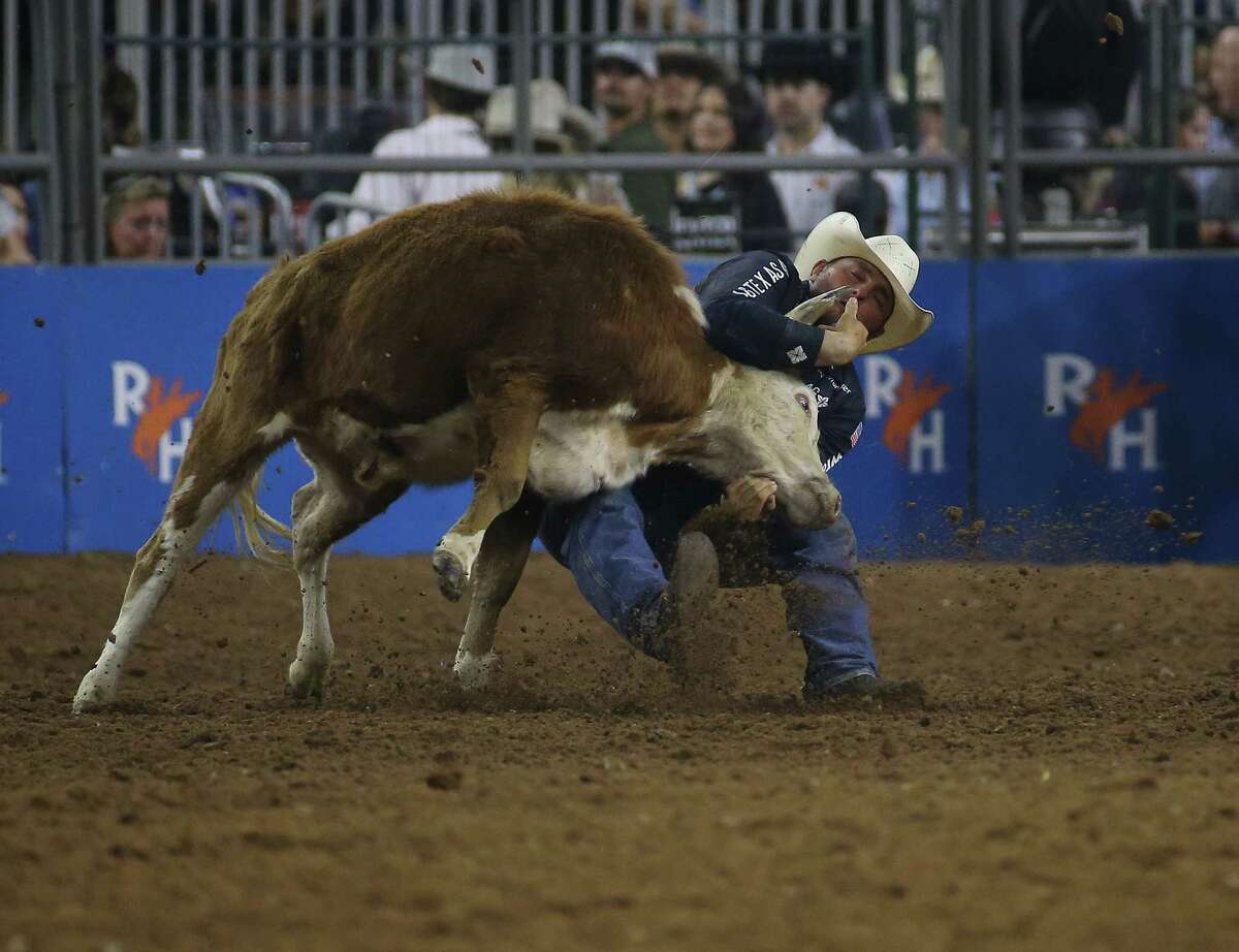 Bareback rider Will Lowe puts on a show in Semifinal 2 at RodeoHouston