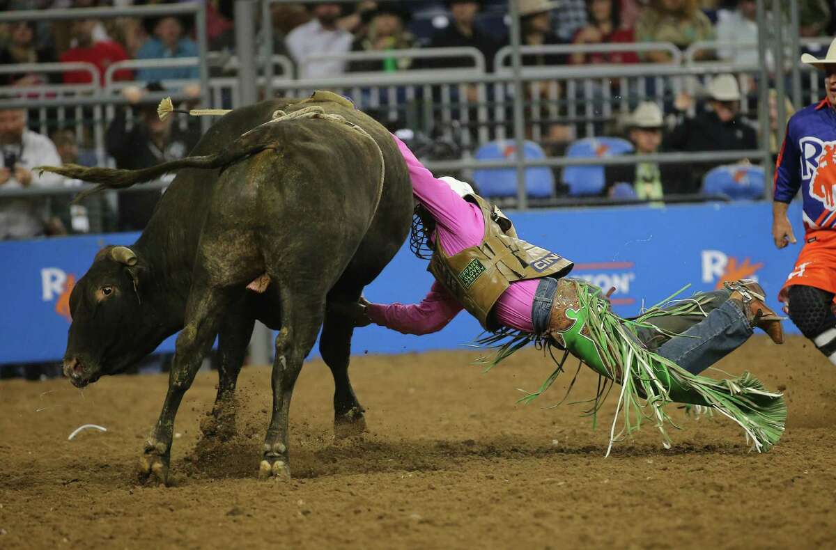 Bareback rider Will Lowe puts on a show in Semifinal 2 at RodeoHouston